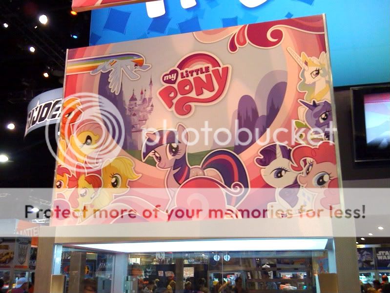 Comic Con 2010 MLP (Large Pics from Convention) | My Little Pony ...